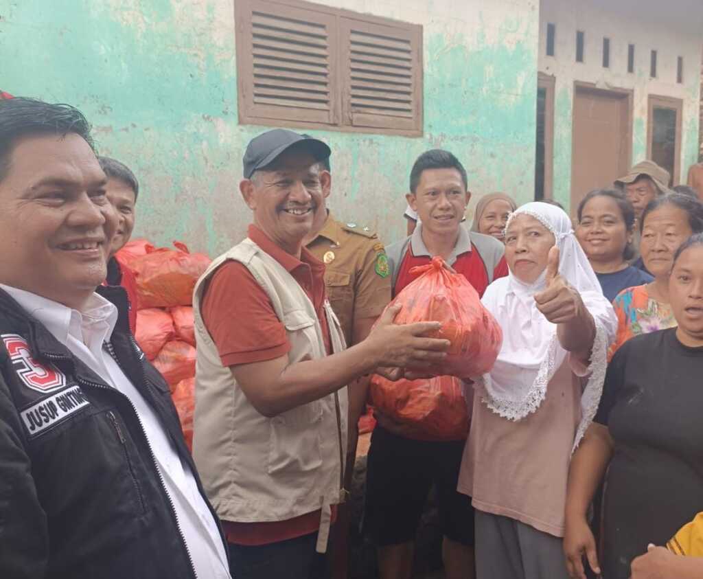 Banjir Tak Kunjung Teratasi, PDI Perjuangan Berikan Bantuan ke Warga ...